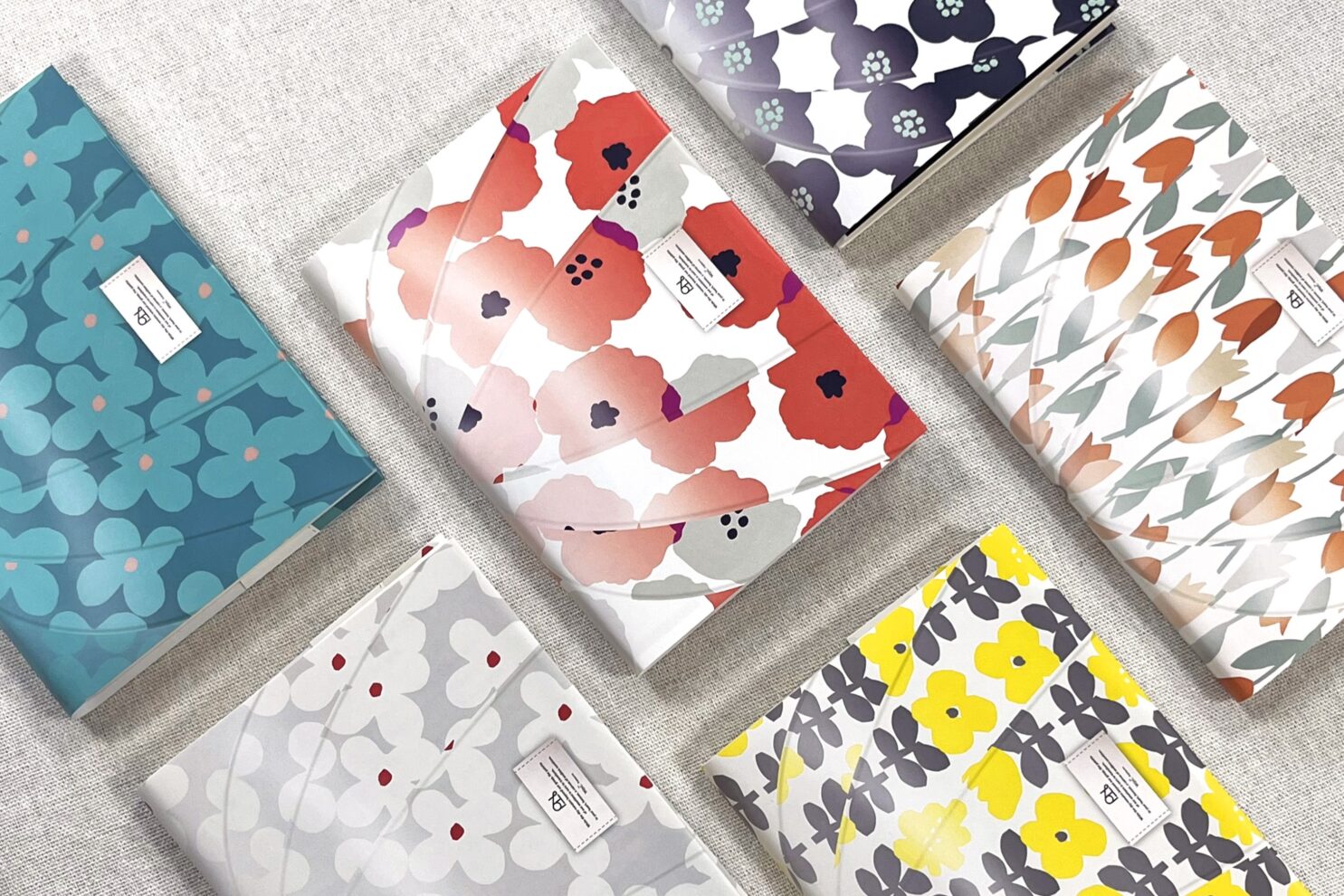 ”オリジナルブックカバー＆しおりで秋の読書を楽しむ” 大阪・正和堂書店×Wpc. Patternsが限定コラボ！華やかなテキスタイルでお気に入りの一冊を彩ろう。 ｜Wpc. Patterns ...